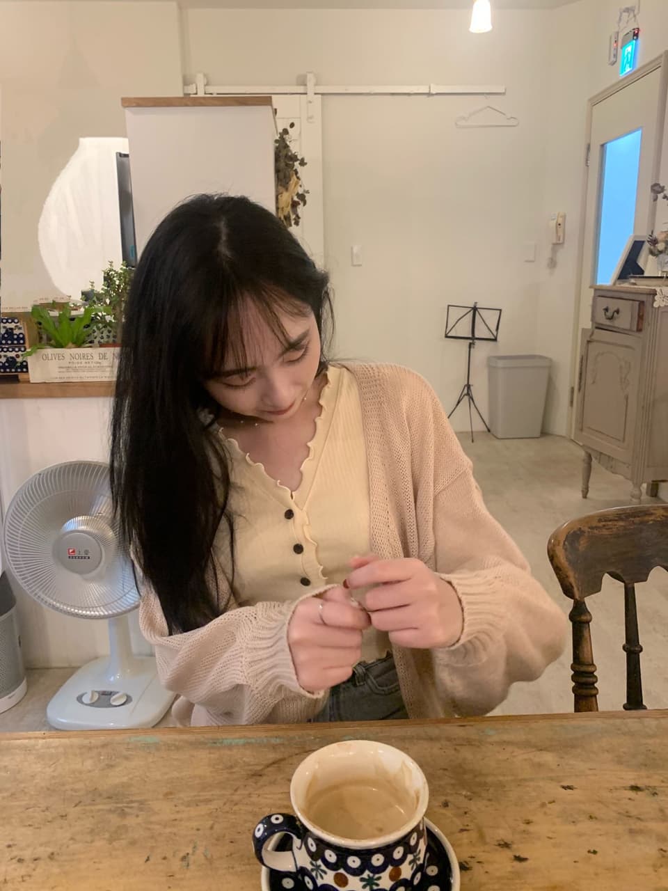 😬假日午後時光去了咖啡廳🍰☕️f.t近期日常妝容💛🤍💛 - SoL (@l_yc___) | Dcard