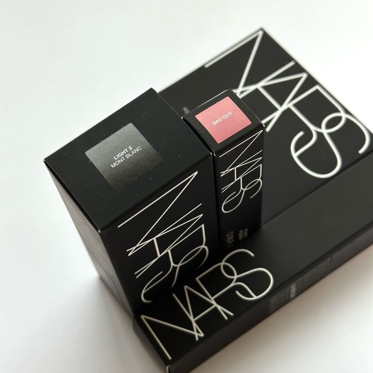 #開箱 NARS裸光幻彩蜜粉餅(月光版幻彩小白餅) - JULIANA🖤 (@yichen225) | Dcard