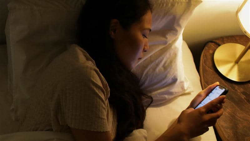 側躺玩手機「讓人變醜」 醫曝5嚴重後果：恐失明 - SETN三立新聞網 (@setn54) | Dcard