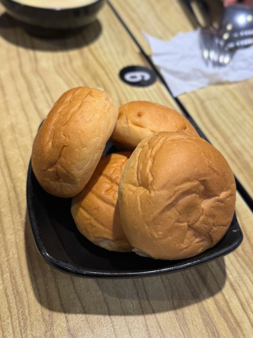 今天就放縱一下安撫連假最後一天極度焦慮ㄉ我 抹茶霜淇淋吃起來像茉莉綠茶 孫東寶ㄉ餐包真的第一名 然後今天壽司郎ㄉ花椰菜好像特別綠 這麼想起來連假四天好像也沒有特別放到什麼 因為都在跟論文培養 ...