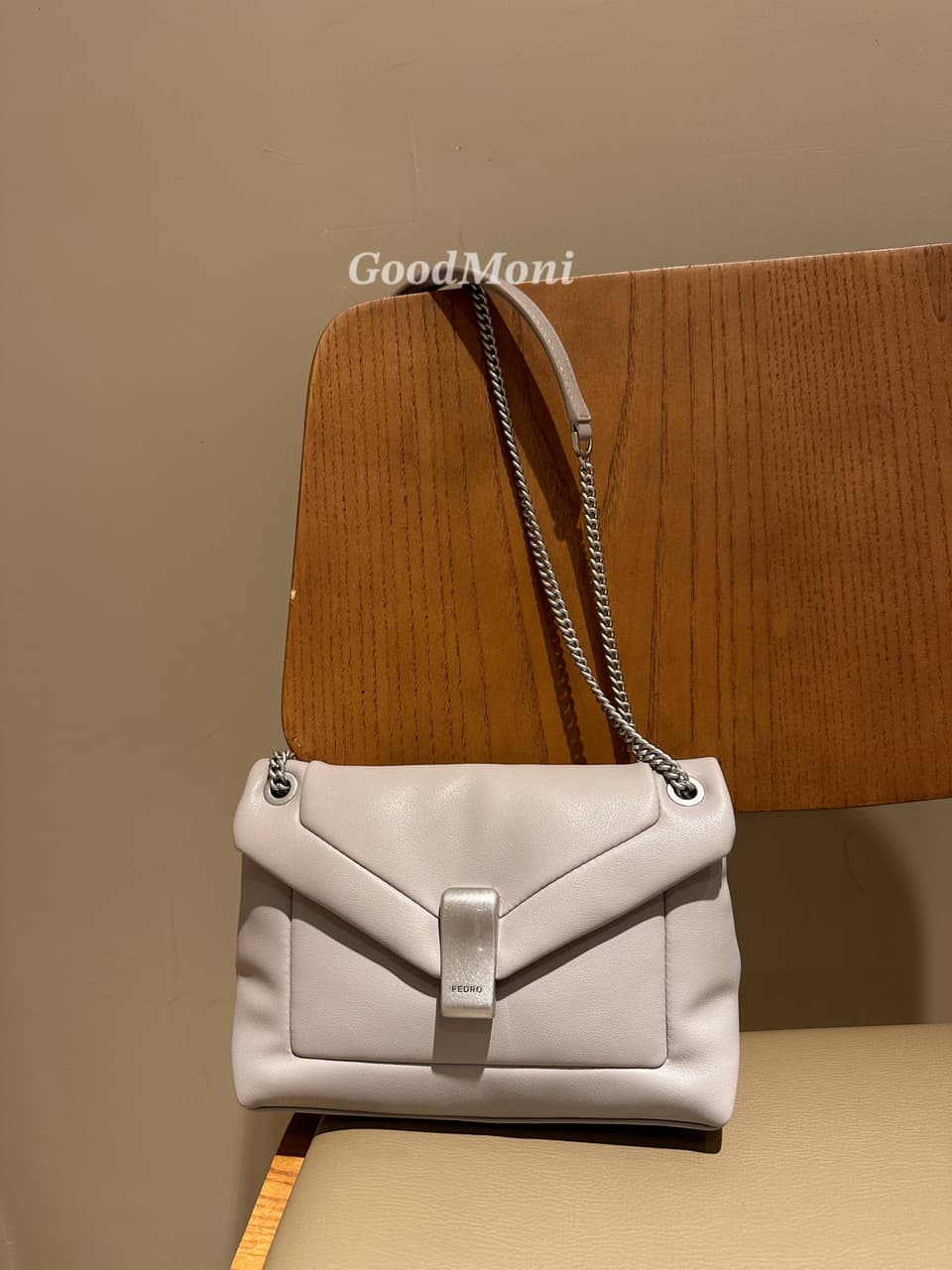 #分享 #開箱 一眼心動💓小CK姊妹牌PEDRO小白靴&鏈條包 - 穿搭板 | Dcard