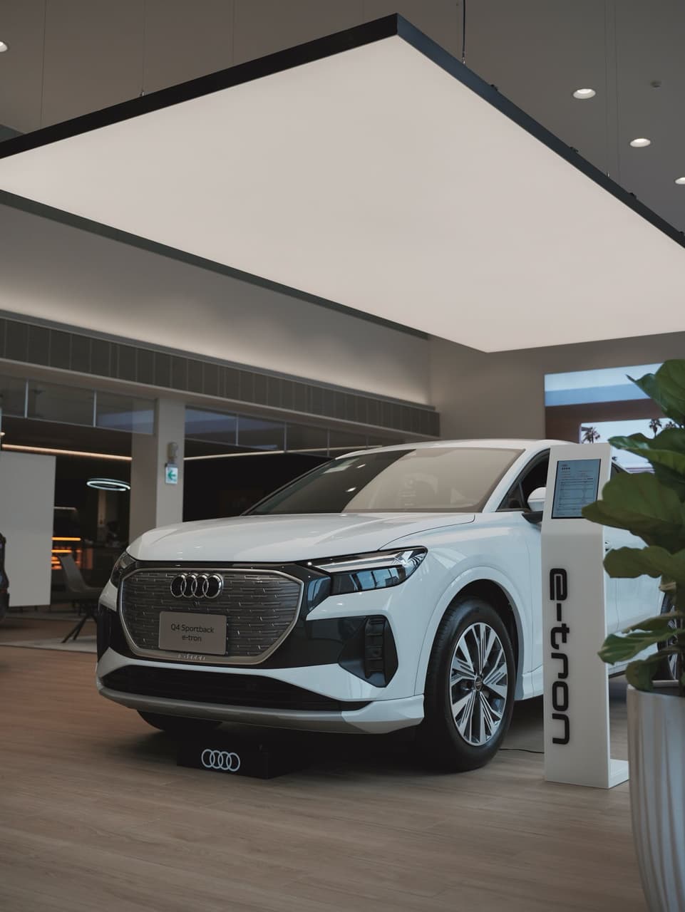 Audi Q4 Sportback e-tron 45 advanced 金屬冰川白 Glacier white - 汽車板 | Dcard