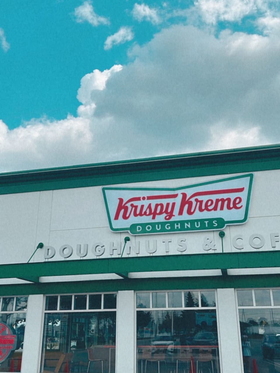 Krispy Kreme甜甜圈店也太可愛了😍 - 自由媳 (@freeee_na) | Dcard