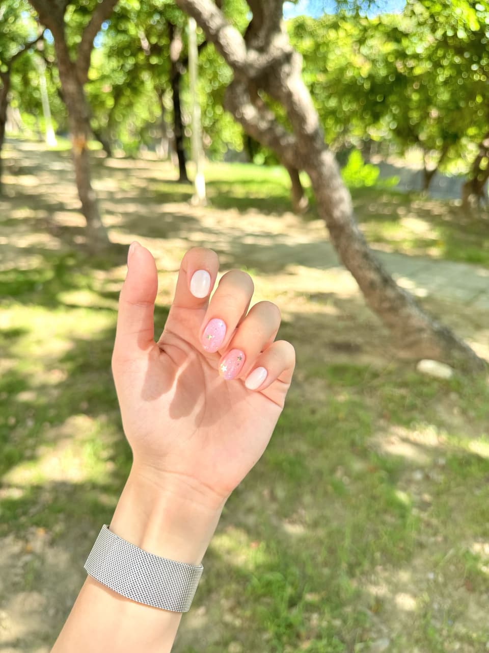 分享 超級好看的暈染繽紛美甲🩷💛💜 美甲板 Dcard