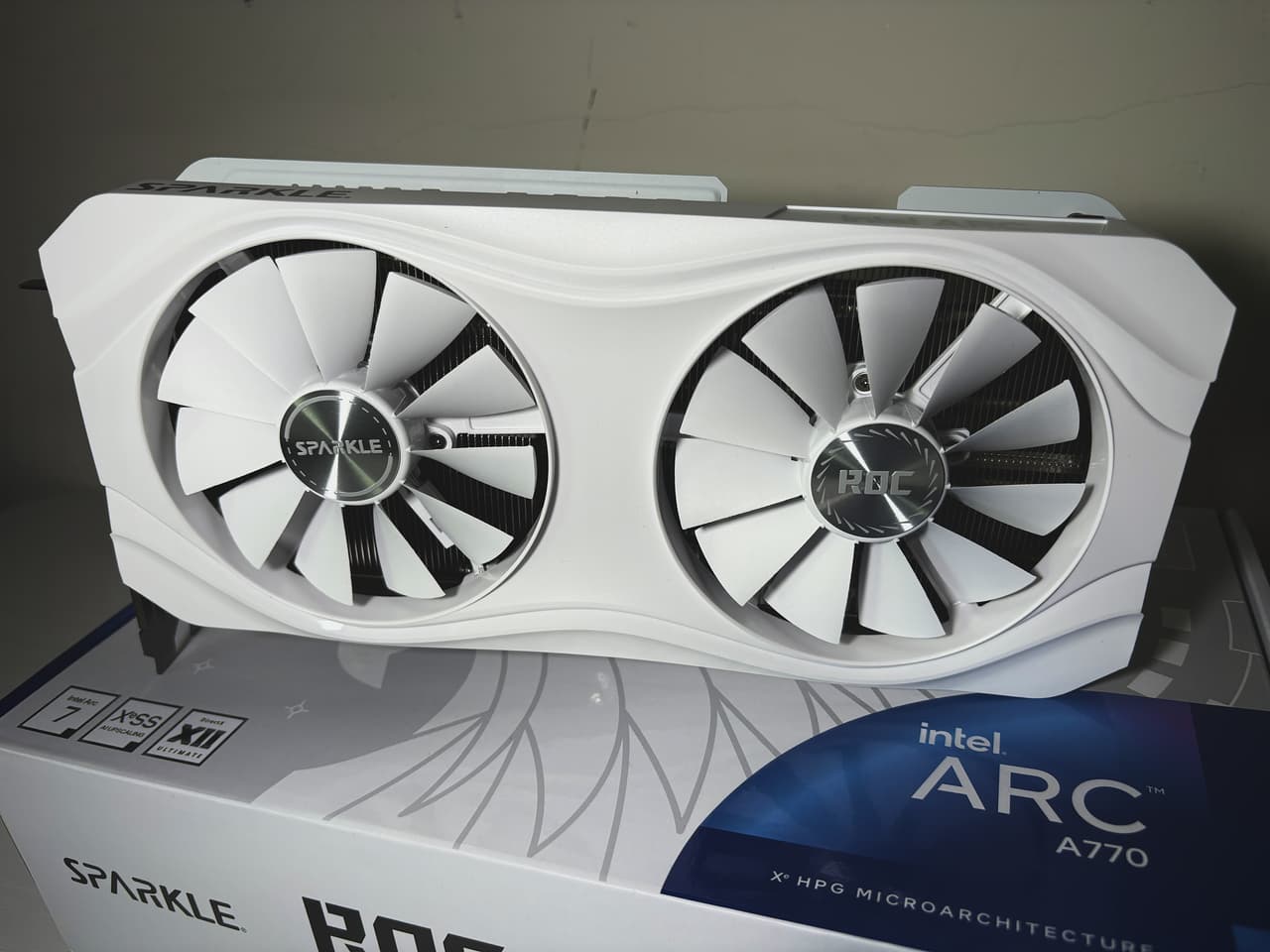 「月白風清，大鵬展翅」SPARKLE 撼與 Intel Arc A770 ROC Luna Edition #開箱 - 3C板 | Dcard