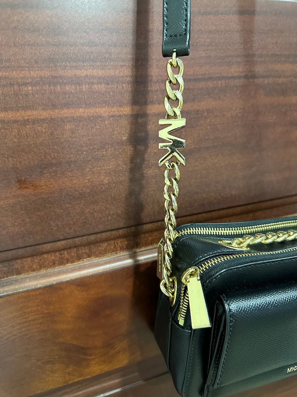 #我要賣 #二手#MICHAEL KORS Sylvia荔枝紋防刮皮革金鍊前口袋肩/斜背雙層相機包-大/黑#MK包包 - 二手交易板 | Dcard