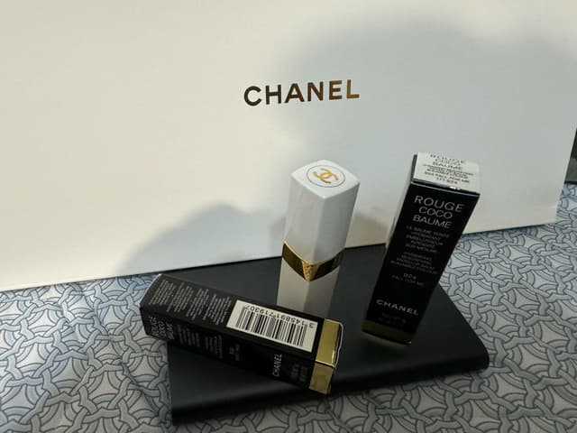 #開箱 香奈兒 COCO持色 潤唇膏 白管 #924 #930 - 美妝板 | Dcard