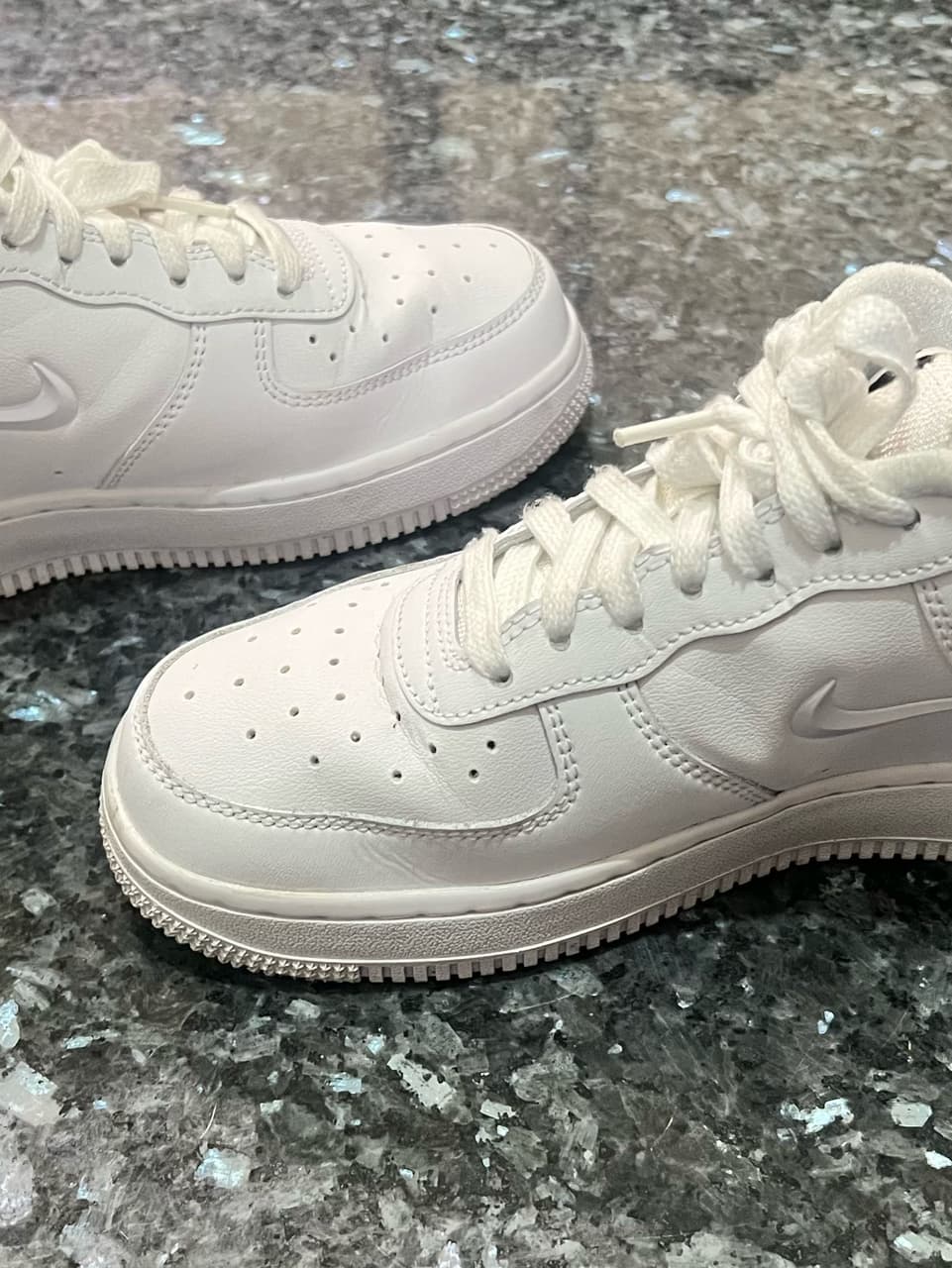 #我要賣 Nike Air Force 小白鞋 小勾勾 24 cm 售$2000 - 二手交易板 | Dcard