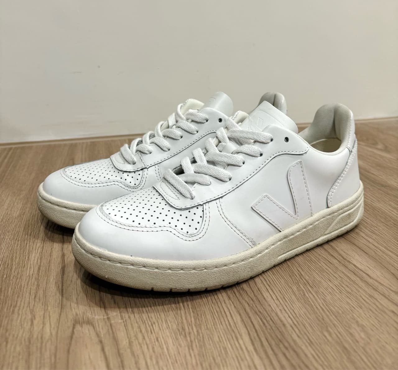 #售二手 （已售出）VEJA V10小白鞋 - 二手交易板 | Dcard