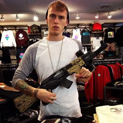 Machine Gun Kelly成名之路！從街頭流浪的叛逆少年 到成為跨足饒舌和搖滾的超級巨星!! - 上集 - 嘻哈板 | Dcard