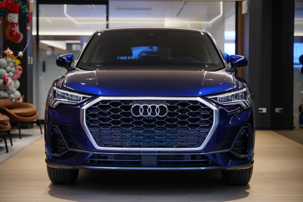 世上本無聖誕老人，但愛你的人從不缺席｜Audi Q3 Sportback 35 TFSI｜金屬星際藍 Navarra Blue｜交車分享 ...
