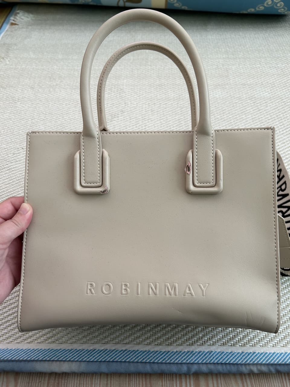 #我要賣 【二手】CILOCALA後背包(小包、米色)（售出）、ROBINMAY 德魯娜手提包(燕麥白) - 二手交易板 | Dcard