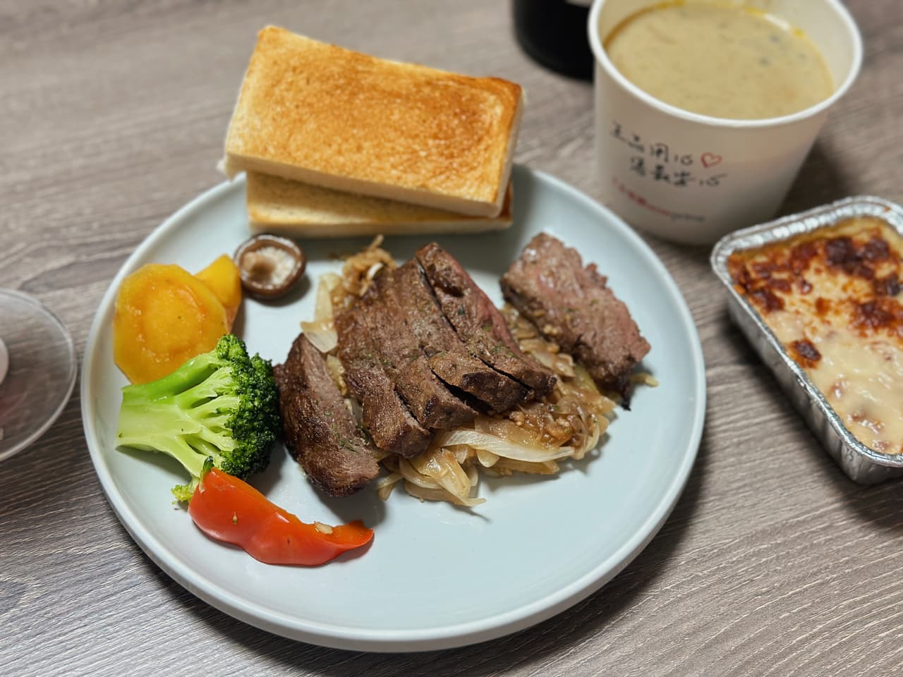 一個人懶在家ㄉ週末浪漫💫🍷西堤外帶套餐 Ft.Jade Spring 紅酒 - 美食板 | Dcard