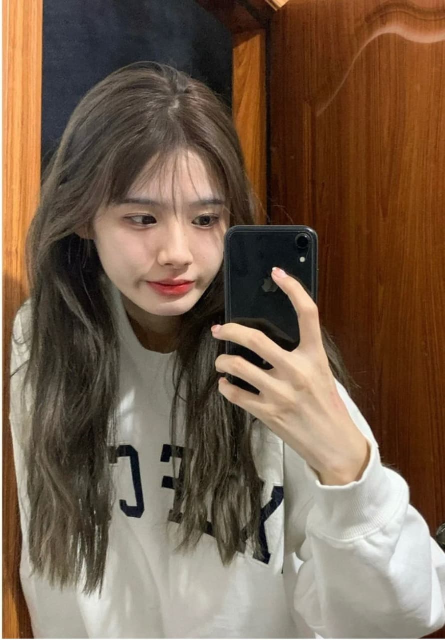 想問有人知道這個女生是誰嗎? 閒聊板 Dcard