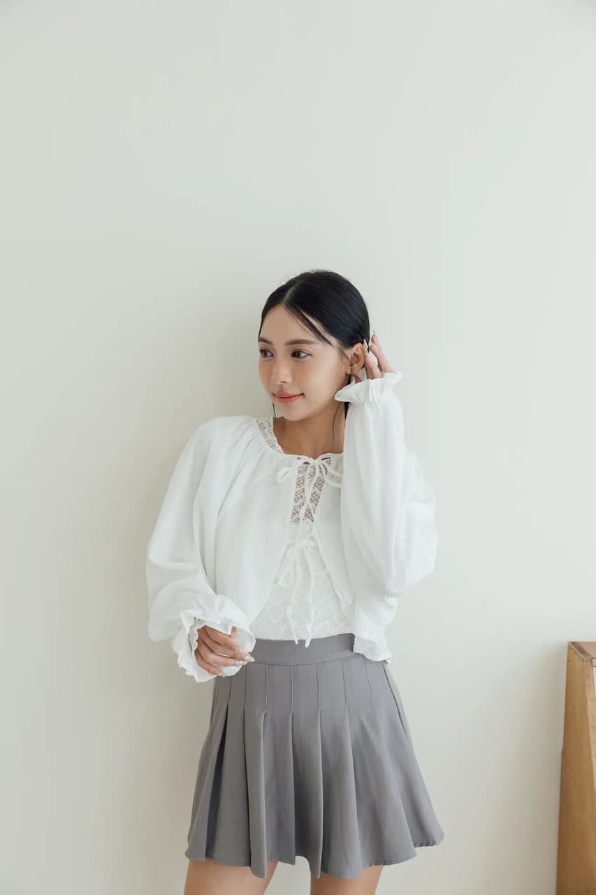 #我要賣 全新LE GUSTA 優雅教科書 縮袖雙綁罩衫(白) - 二手交易板 | Dcard