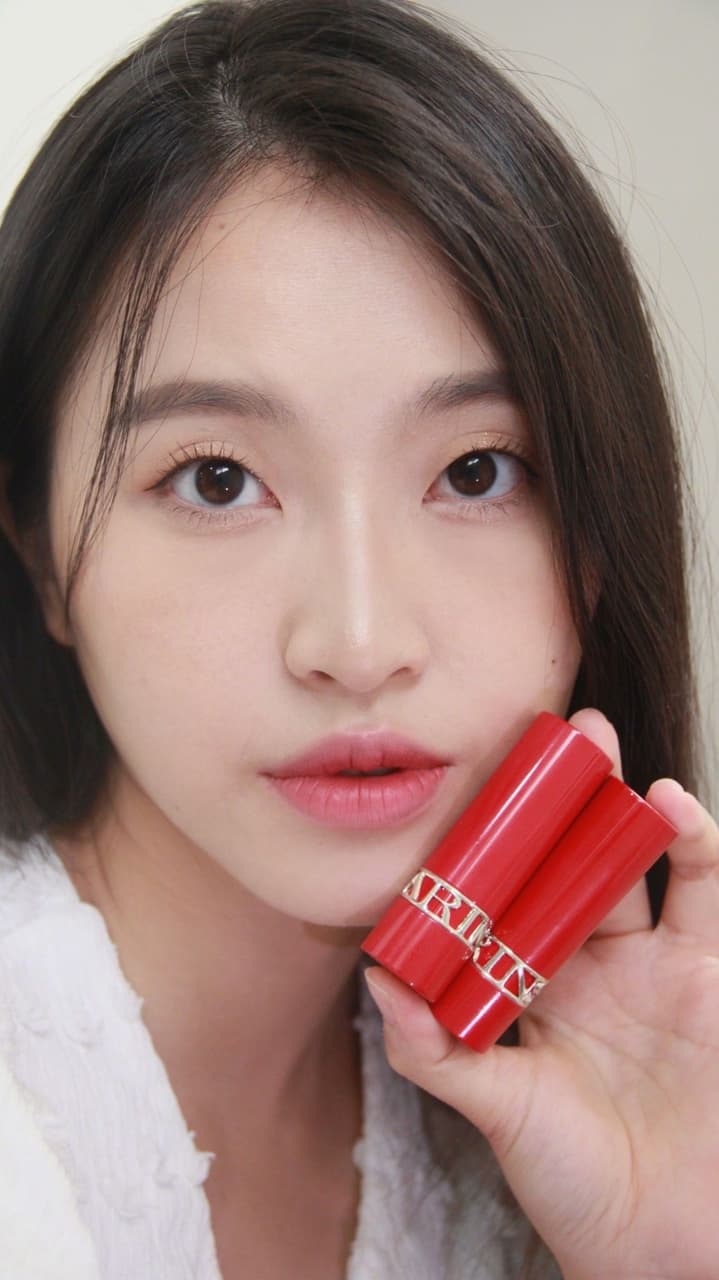 美唇典範克蘭詩新品再+1！週年慶必買唇膏～這個質地完全可以～ - 柴可夫斯吉 (@vera.w__) | Dcard