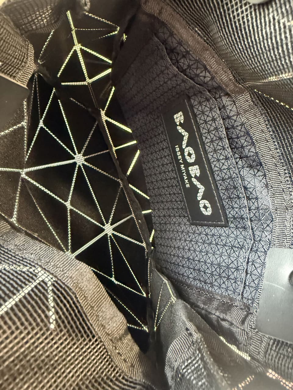 #我要賣 9成新 BAO BAO灰色迷你小方盒 - 二手交易板 | Dcard