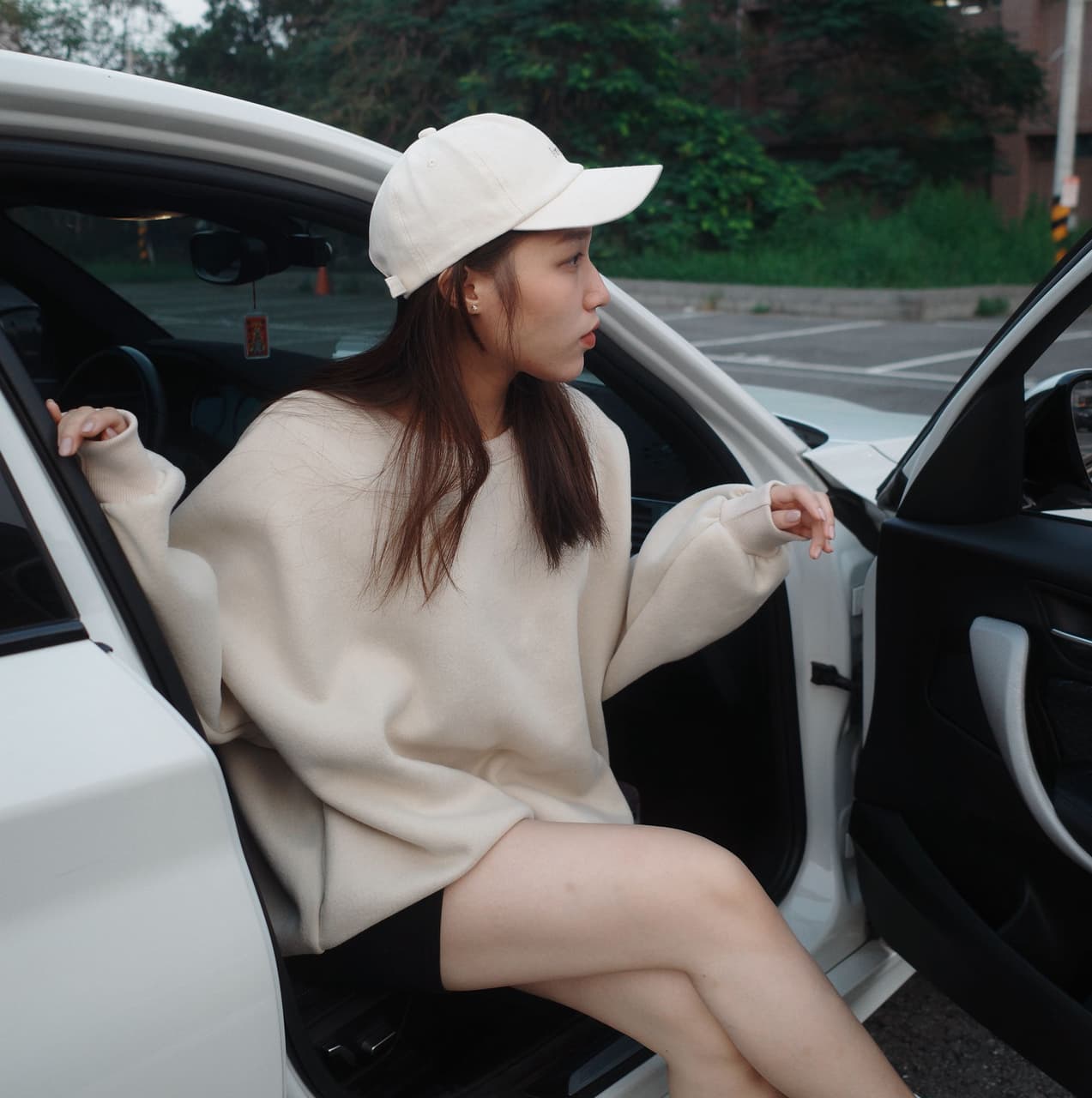 #分享 165女生休閒穿搭 ｜大學T穿搭｜停車場🅿️拍拍照 - 小雞🐤 (@derrica) | Dcard