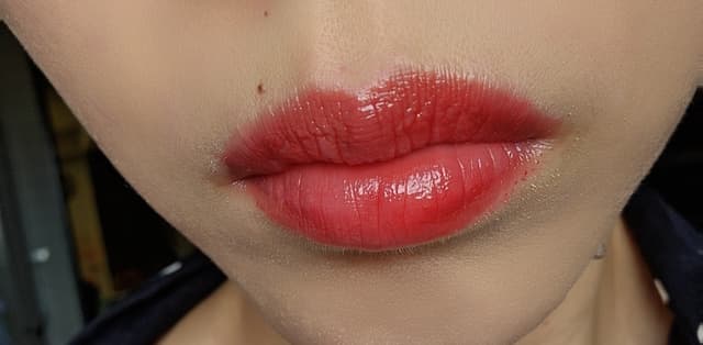 #開箱 ysl粉管情挑誘光潤唇膏7B實擦分享 - 美妝板 | Dcard