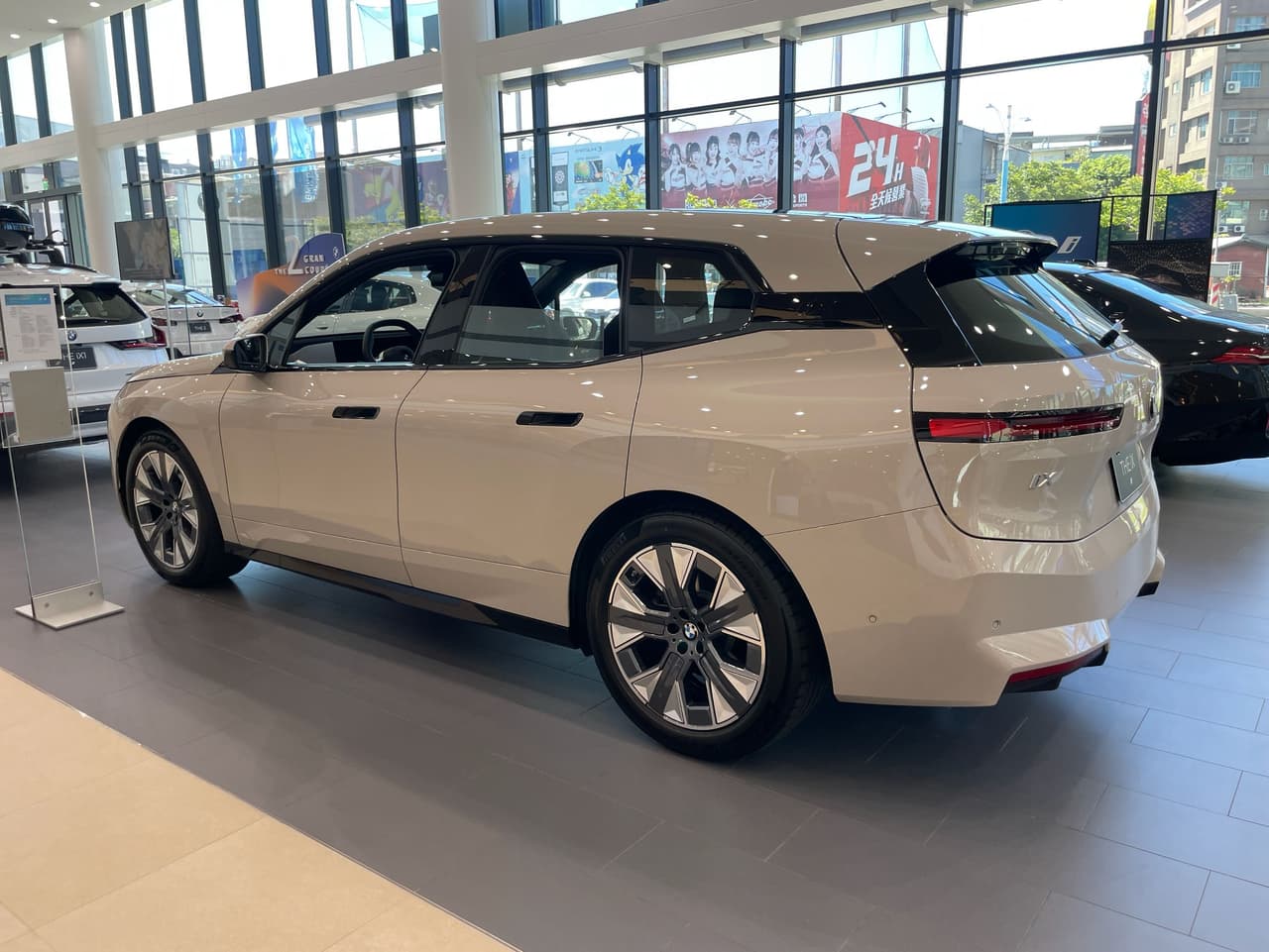 更大、更快、更M！全新 BMW iX45 M Sport 登場🏁 - 汽車板 | Dcard