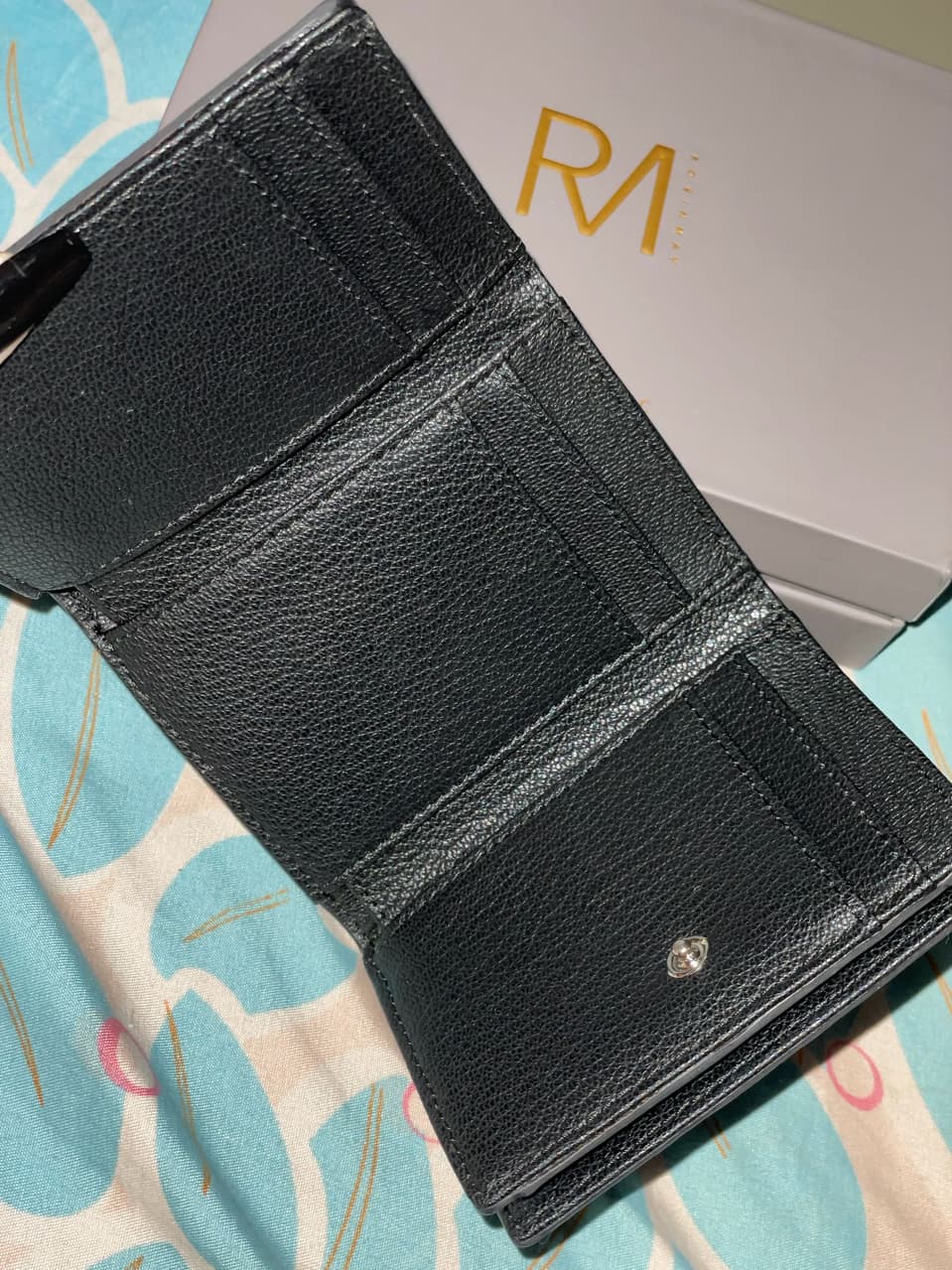 #我要賣 ROBIN MAY旋木真皮短夾(黑) - 二手交易板 | Dcard
