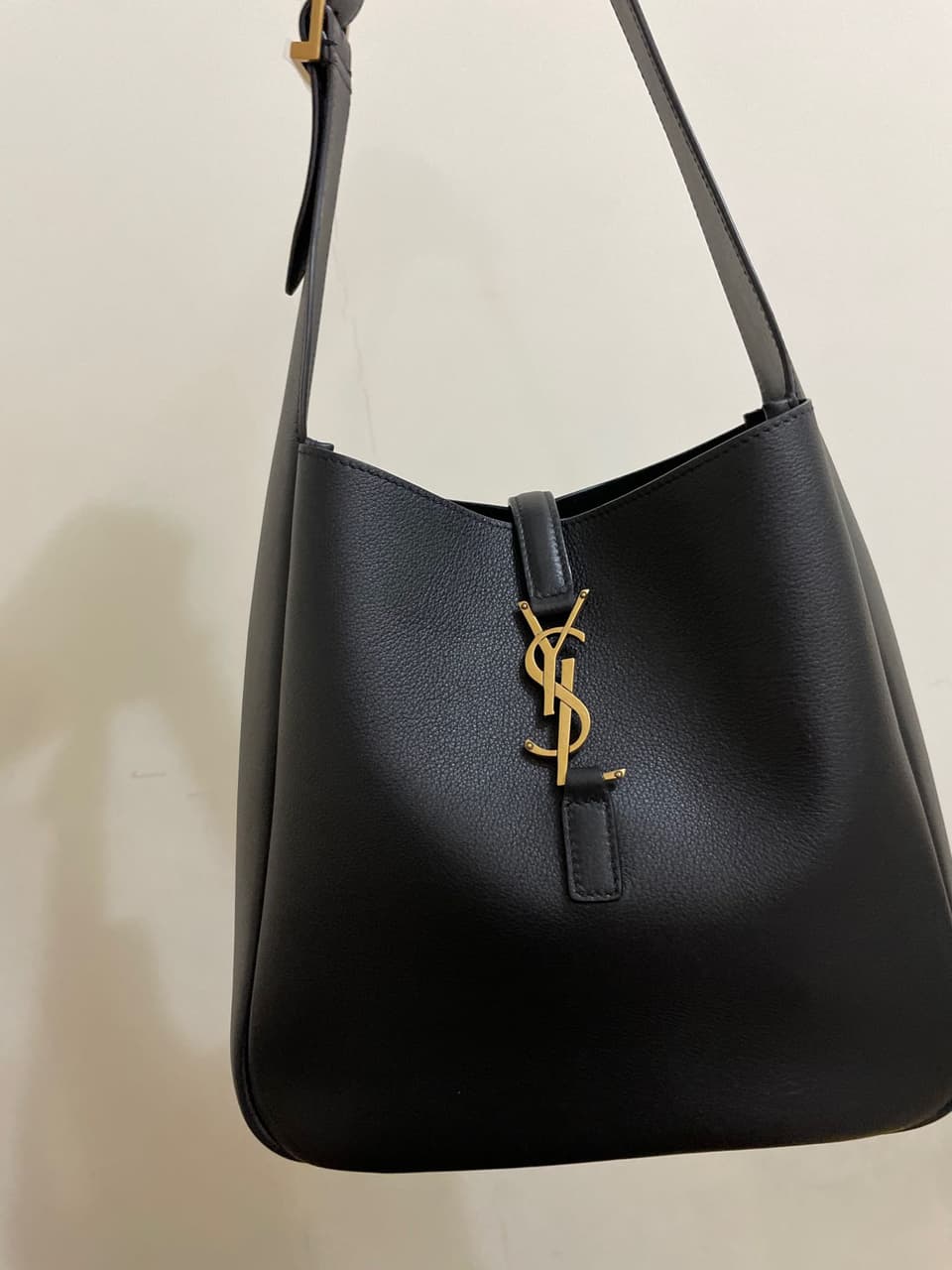 #分享 YSL新款 LE 5 À 7皮革小型HOBO手袋 - 精品板 | Dcard