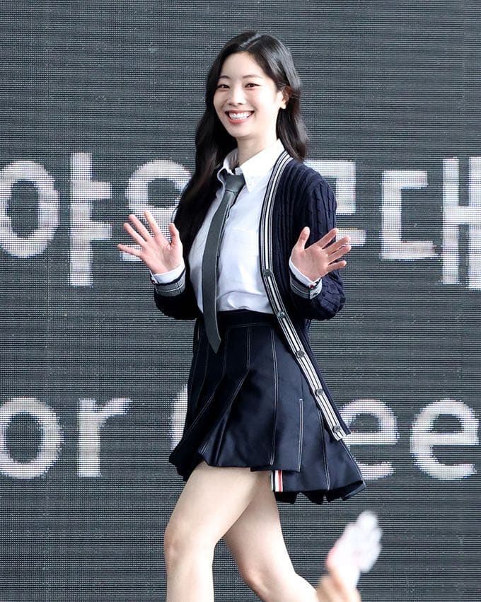 #分享 多賢參與釜山電影節Day2戶外問候新聞圖 - TWICE板 | Dcard