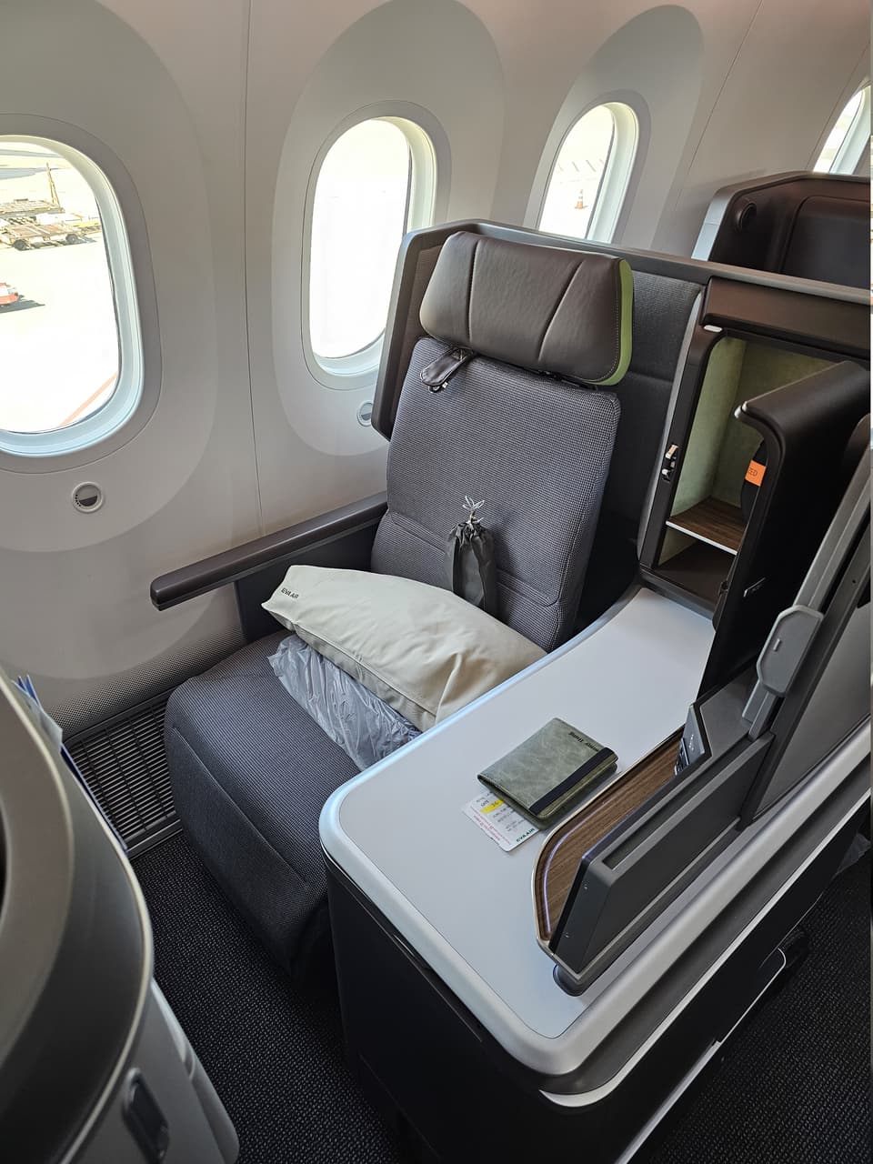 3/14 長榮787-9商務艙(成田到桃園)商務艙紀錄!! - 星爆氣流斬 (@starburst8763) | Dcard