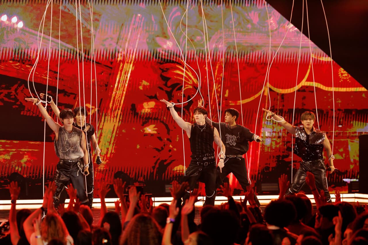 #分享 Stray Kids在AMA 50週年表演Bye Bye Bye和Chk Chk Boom的mix版本 - 追星板 | Dcard