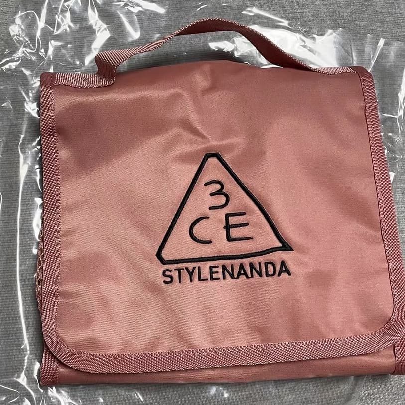 #推薦 三款3CE必買商品🖤粉橘色腮紅 化妝包💕手拿鏡！小鏡子 - 芝芝｜購物芝旅 (@hannee) | Dcard