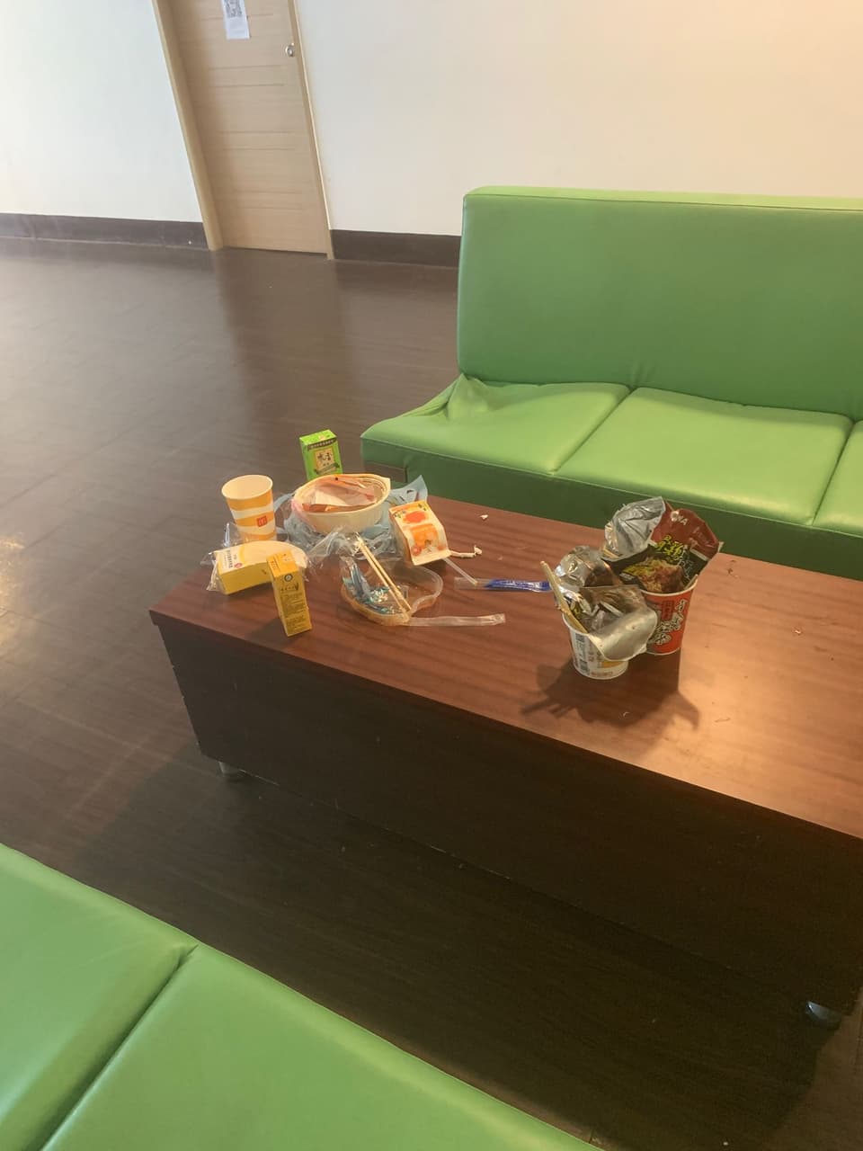 男宿交誼廳吃完飯垃圾不用收? 醒吾科技大學板 Dcard