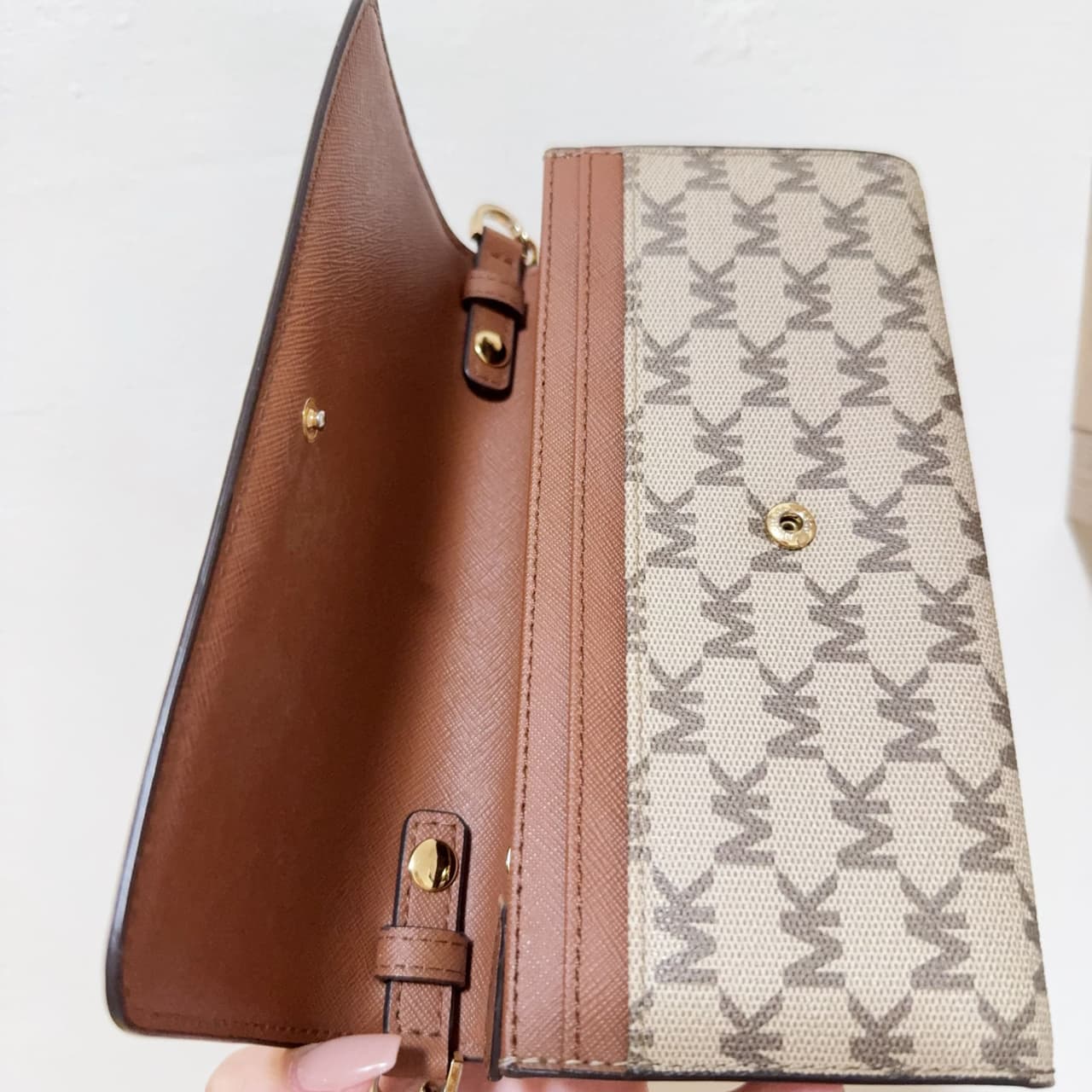 #我要賣 MK奶茶色中夾、woc長夾鏈條包 - 二手交易板 | Dcard