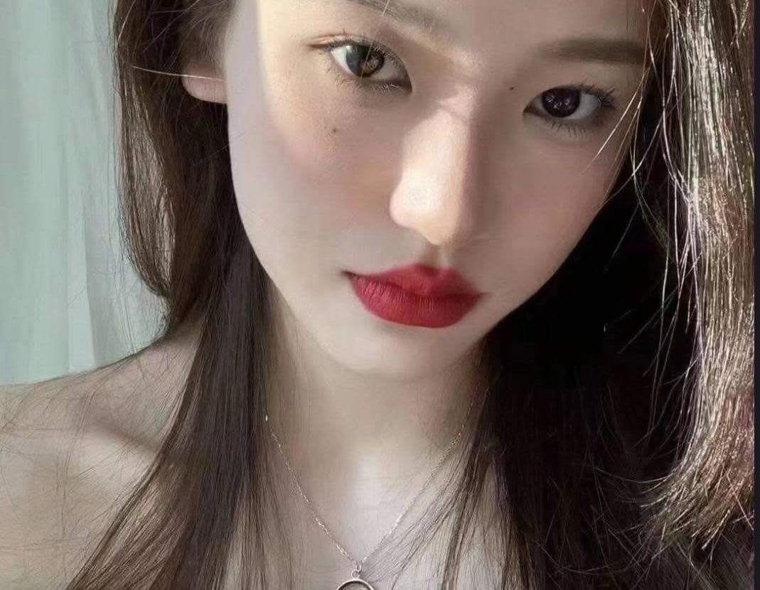 #我要賣 ysl 聖羅蘭 節日套組 金管奢華緞面唇膏 迷你口紅隨身尺寸 x4 N1／ N5 ／NM ／ RM 四色$2000 - 二手交易板 | Dcard