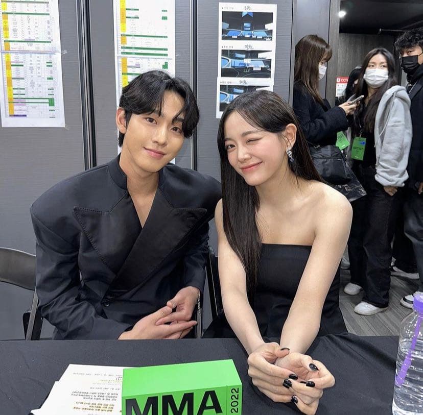 #分享 社內相親 CP 睽違半年大合體🌹 安孝燮 & 金世正 出席 MMA 頒獎！ - 追星板 | Dcard