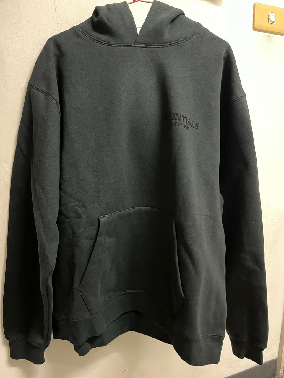 #我要賣 Essentials 全黑帽T - 二手交易板 | Dcard