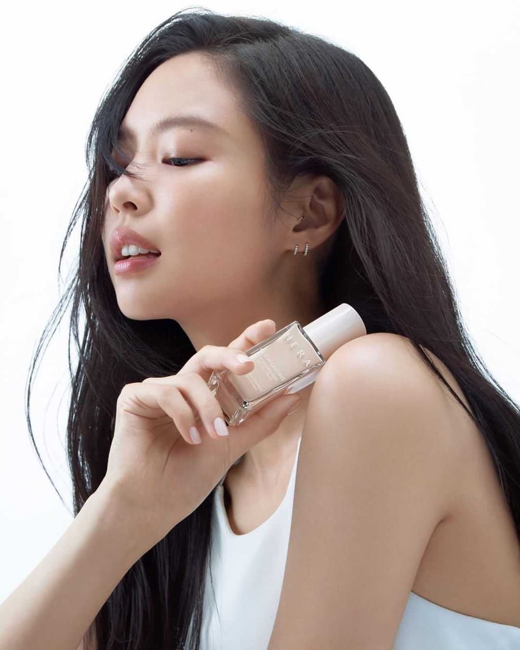Jennie × HERA 24小時持妝粉底液廣告 - 蘋果紅萱加椰果 (@yuikatherine) | Dcard