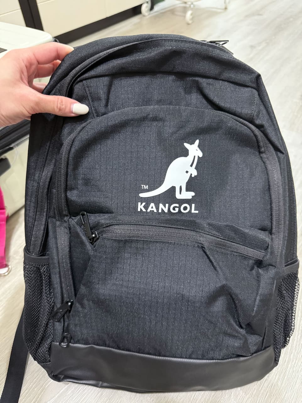 #便宜又好用‼️不用1千元👉🏻KANGOL 後背包｜日常出遊都適合｜可放A4&筆電超實用🩷 - 愛購物的小繪物🦋 (@shopaholicisme) | Dcard