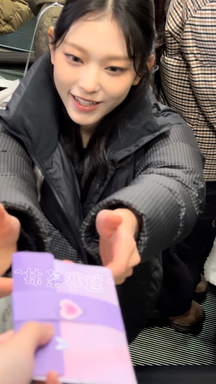 #分享 【The qoo HOT】雙手接粉絲信的NewJeans Haerin - NewJeans板 | Dcard