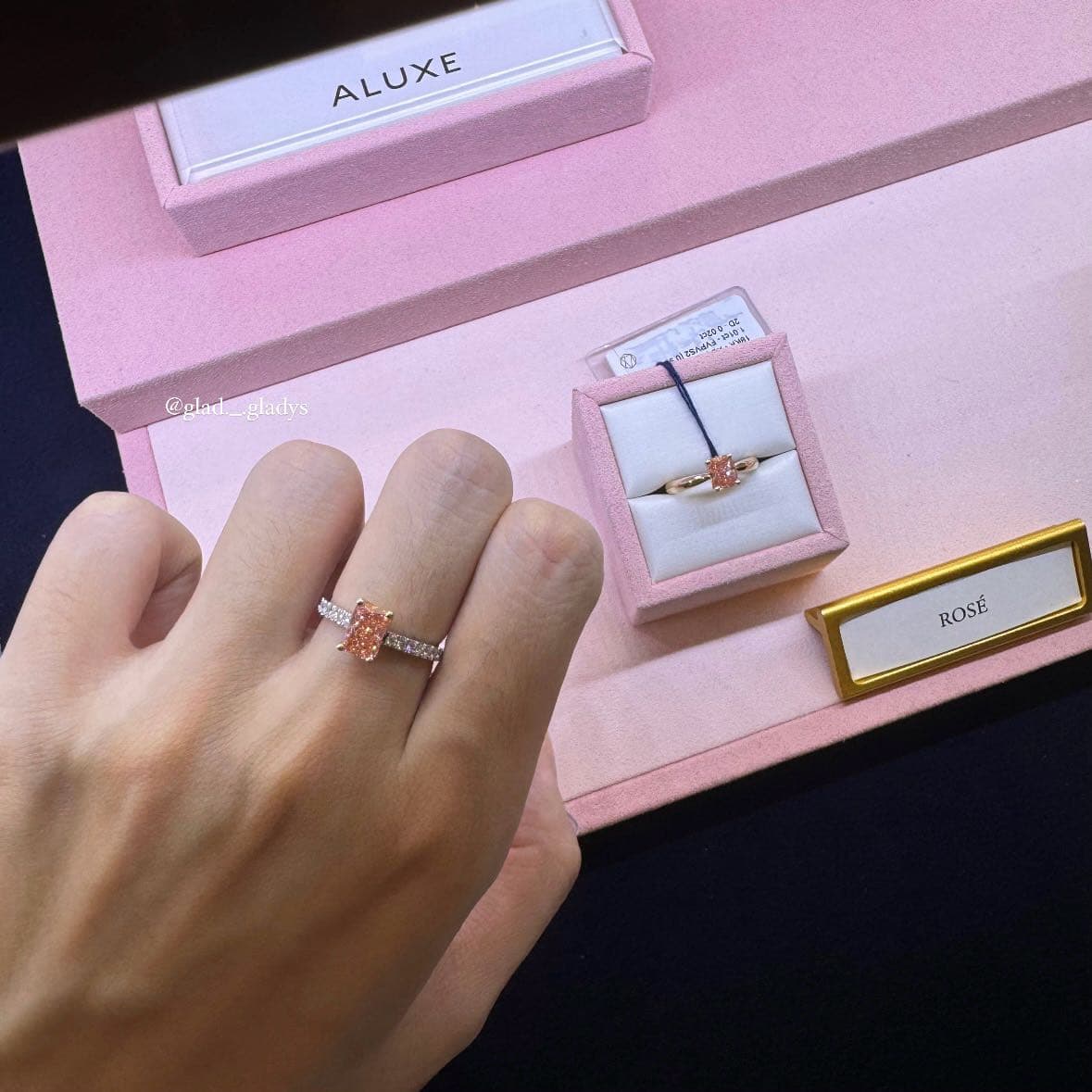 衝著迪士尼婚戒來的🥹粉鑽也好美！ALUXE亞立詩靠櫃分享 #生活儀式提案 - 尹琁 GL (@gladysliang) | Dcard