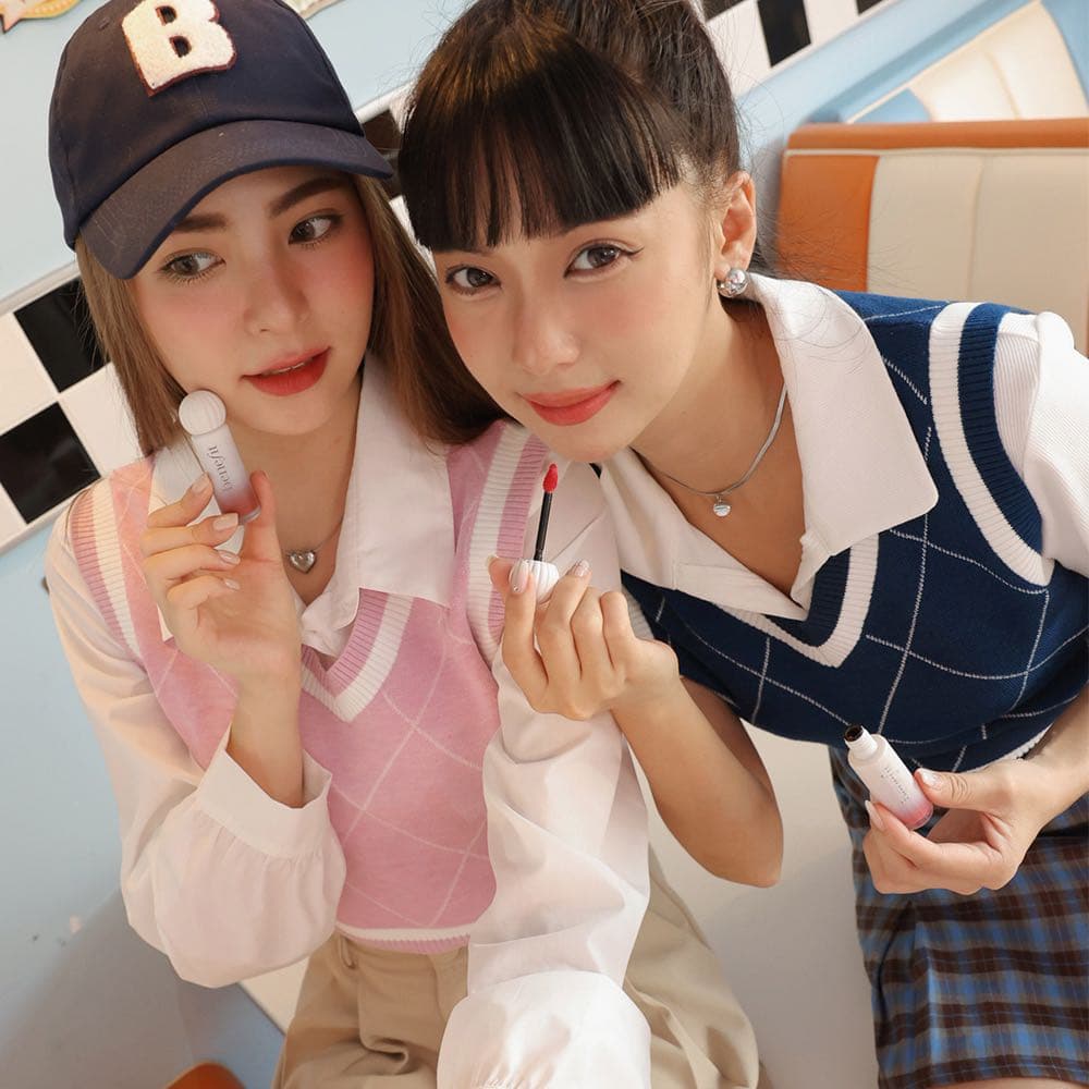 跨界聯名蹦出新滋味🤤 AIR SPACE x benefit🔥 秋冬也要y2k 短板大學踢減齡必備😍格紋針織背心、打褶短裙 復古又百搭💯 派對girl穿這套最吸睛👀 - haloyoyo ...