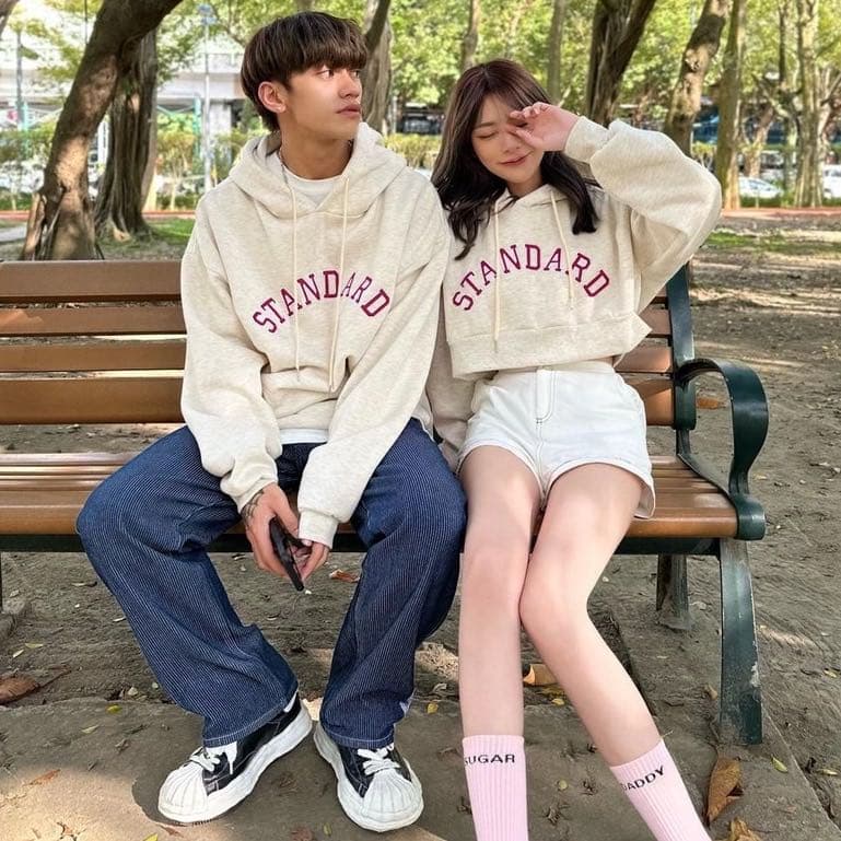 韓國 STANDARD 熱銷情侶 帽T 修身版行 男版女版 寬鬆 韓國男裝 情侶衣 - 風一般的女子 (@crklyj) | Dcard
