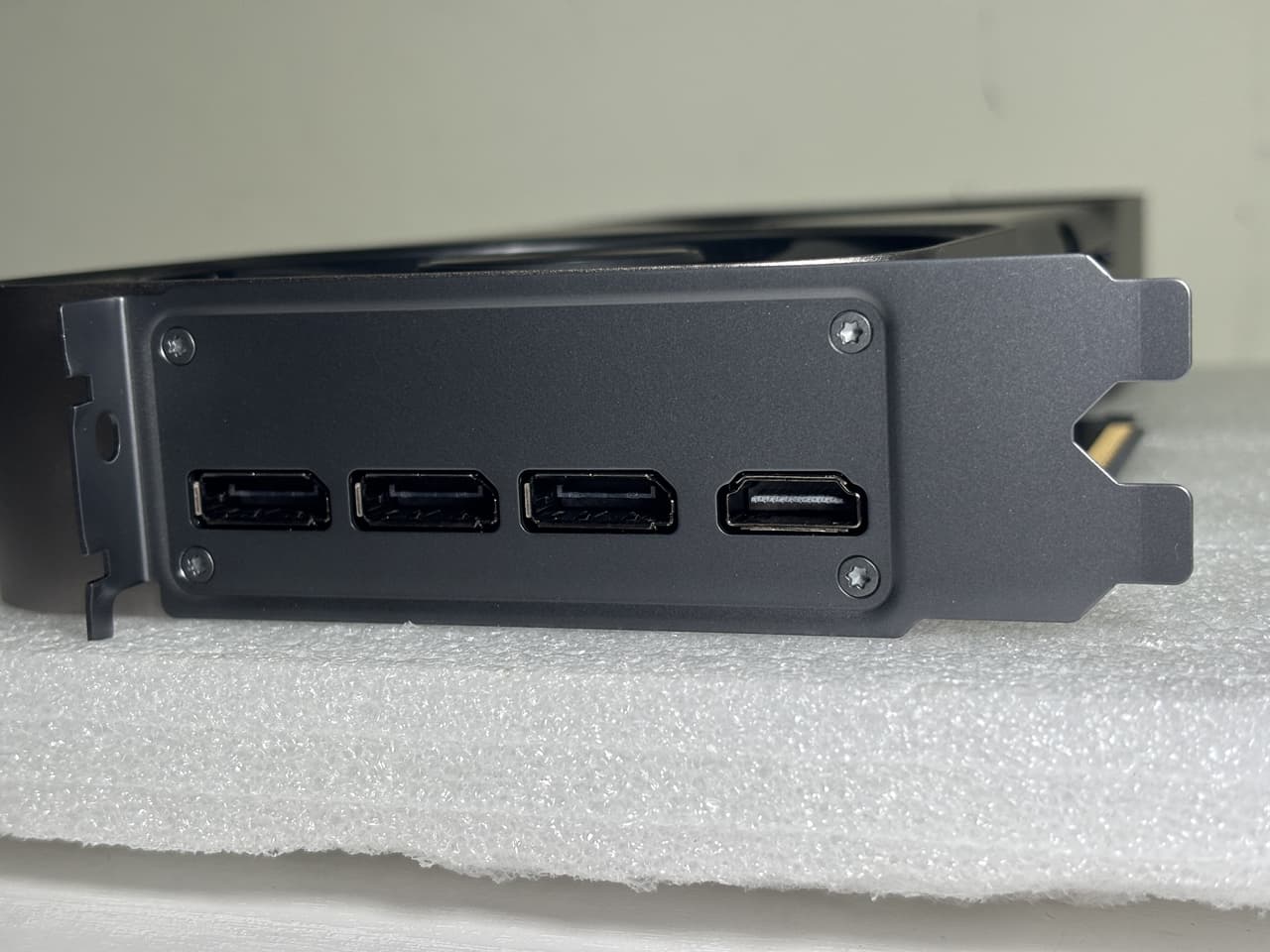 【開箱】「工業藝術品！小機殼不想錯過的愛卡～」NVIDIA GeForce RTX 5080 Founders Edition 創始版 - 3C板 | Dcard