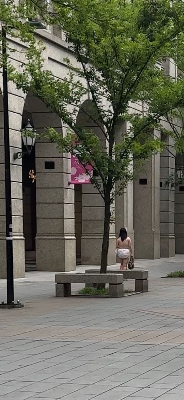 驚見信義區裸女！ - B60 留言 | Dcard