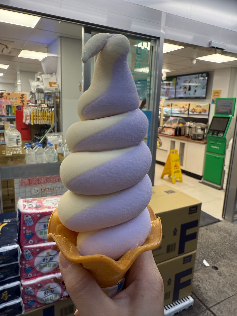 萬芳醫院對面巷子的全家 謝謝店員弟迪那麼大腿😝 #巨大霜淇淋 🍦 - j950101e (@elaine_augest) | Dcard