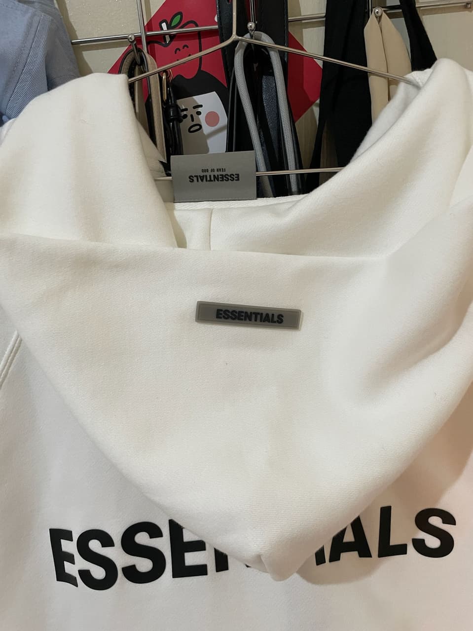 #我要賣 #我要賣 Essentials 白色外套(已賣出) - 二手交易板 | Dcard