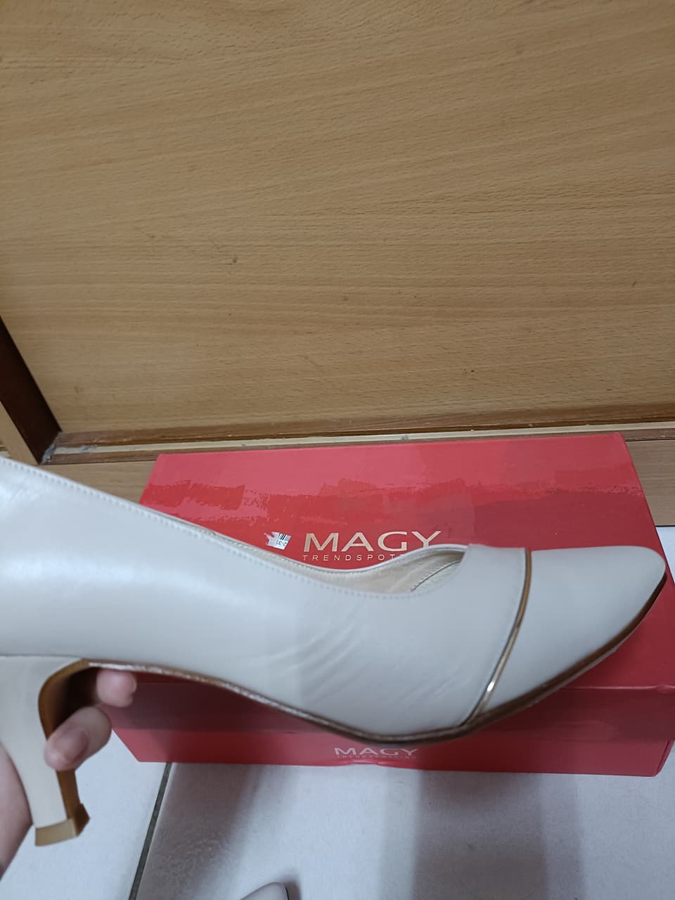 #我要賣 降價售 MAGY 質感金屬條飾真皮尖頭高跟鞋 米色 - 二手交易板 | Dcard