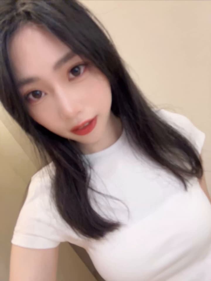 UQ的特價素T好好看 #我的無敵支柱 - 穿搭板 | Dcard