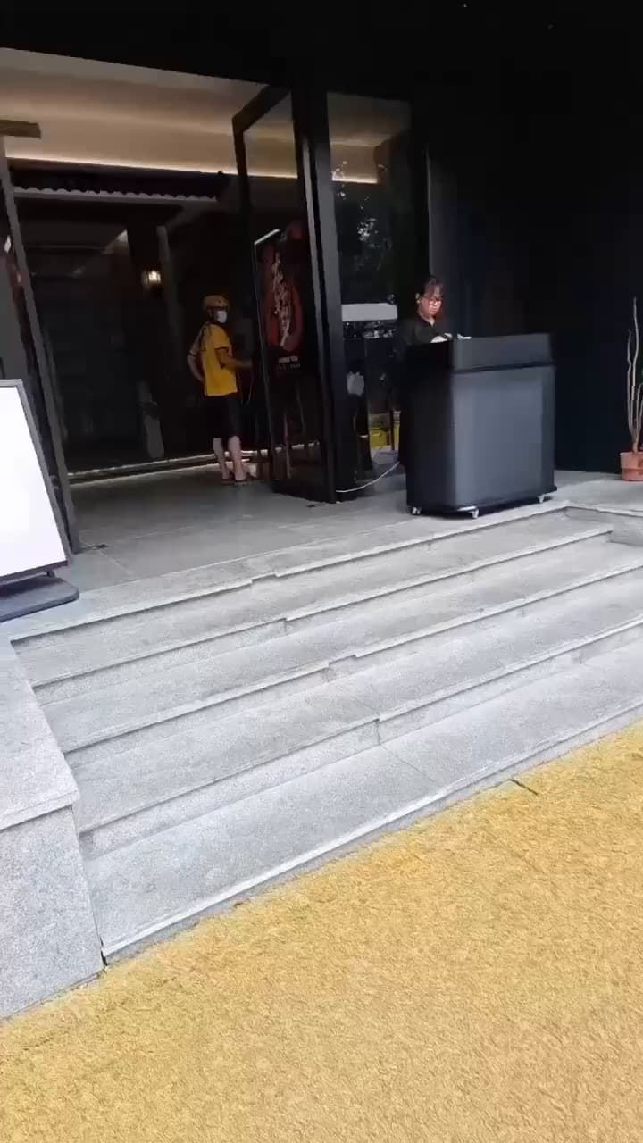 請尊重服務業，打人是不對的 - 路上觀察學家🔍 (@coraz) | Dcard