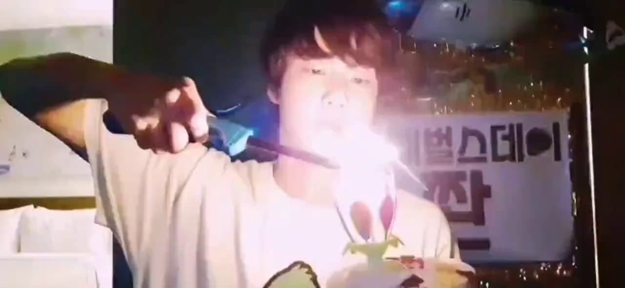 #閒聊 Jin、SUGA、RM三種不同的生日蛋糕 - BTS板 | Dcard