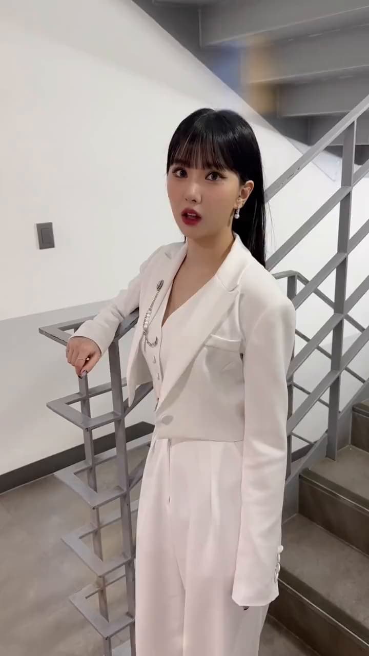 #集中討論 VIVIZ 迷你三輯 𝗩𝗮𝗿𝗶𝗼𝗨𝗦 回歸 - B176 留言 | Dcard